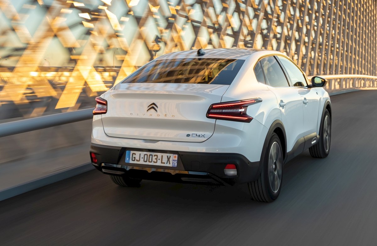 Citroën C4 X: motores a gasóleo e gasolina vão chegar a Portugal ...