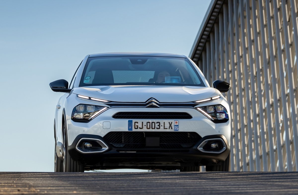 Citroën C4 X: motores a gasóleo e gasolina vão chegar a Portugal ...