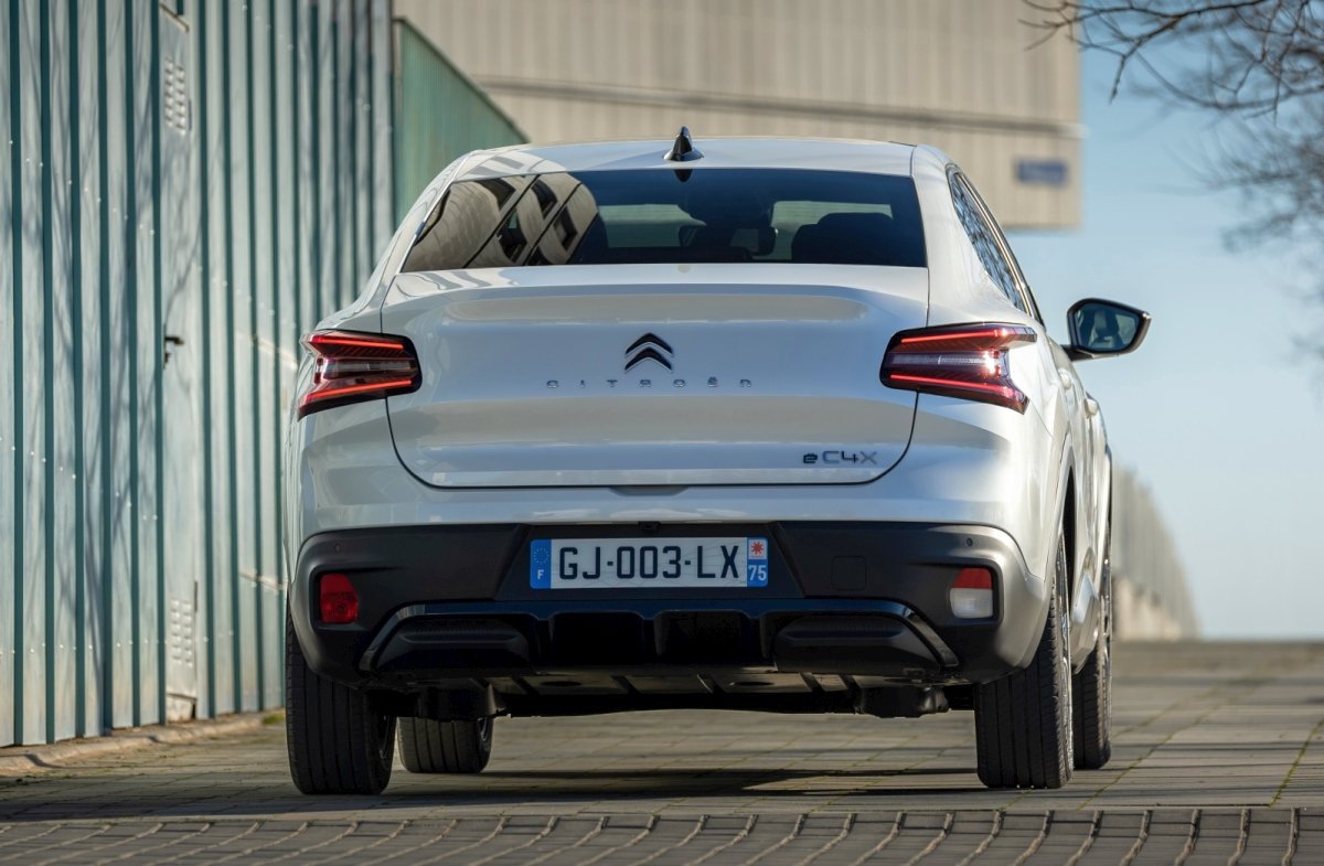 Citroën C4 X: motores a gasóleo e gasolina vão chegar a Portugal ...